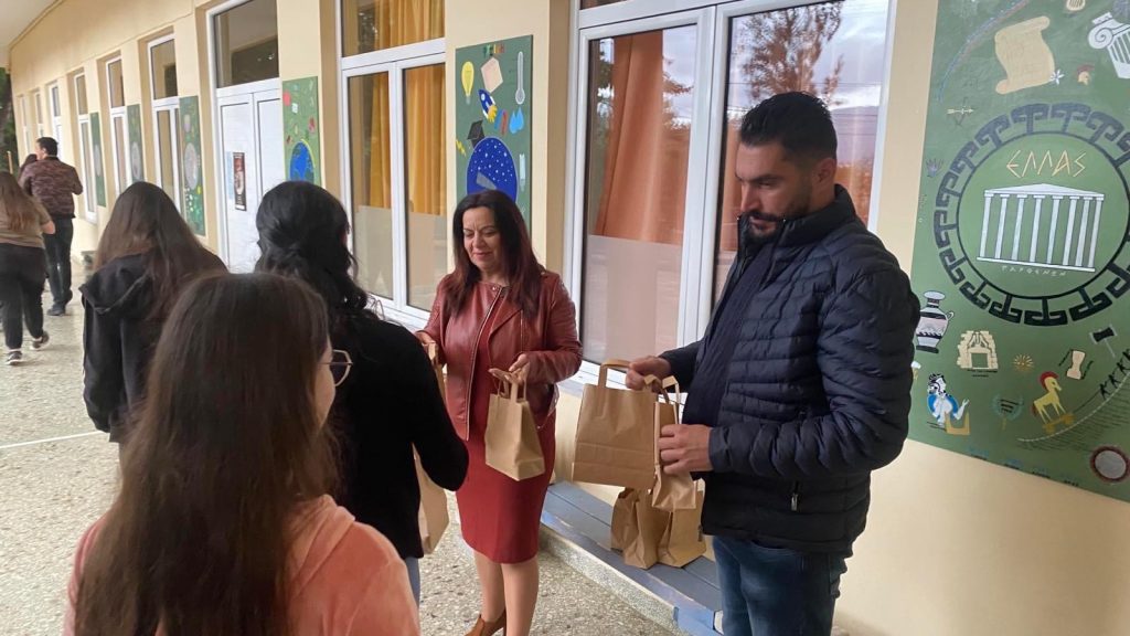 Ένα συμβολικό δώρο και ευχές για τους υποψηφίους των Πανελλαδικών Εξετάσεων
