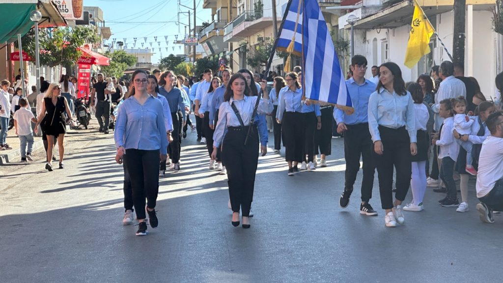 Η μαθητική παρέλαση της 28ης Οκτωβρίου στους Αγίους Δέκα