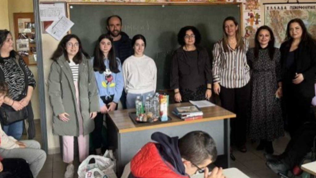 Χριστουγεννιάτικα Δώρα του Λυκείου Αγίας Βαρβάρας προς τους Μαθητές του ...